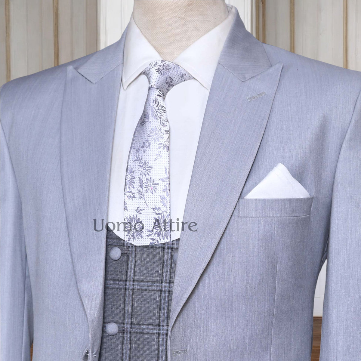 Luxurious Silver Grey 3 Piece Suit with Checkered Waistcoat – Uomo Attire